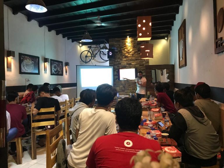 Lokakarya Hak Cipta dan Lisensi Creative Commons di Coffee Society ... Lokakarya Hak Cipta dan Lisensi Creative Commons di Coffee Society ...